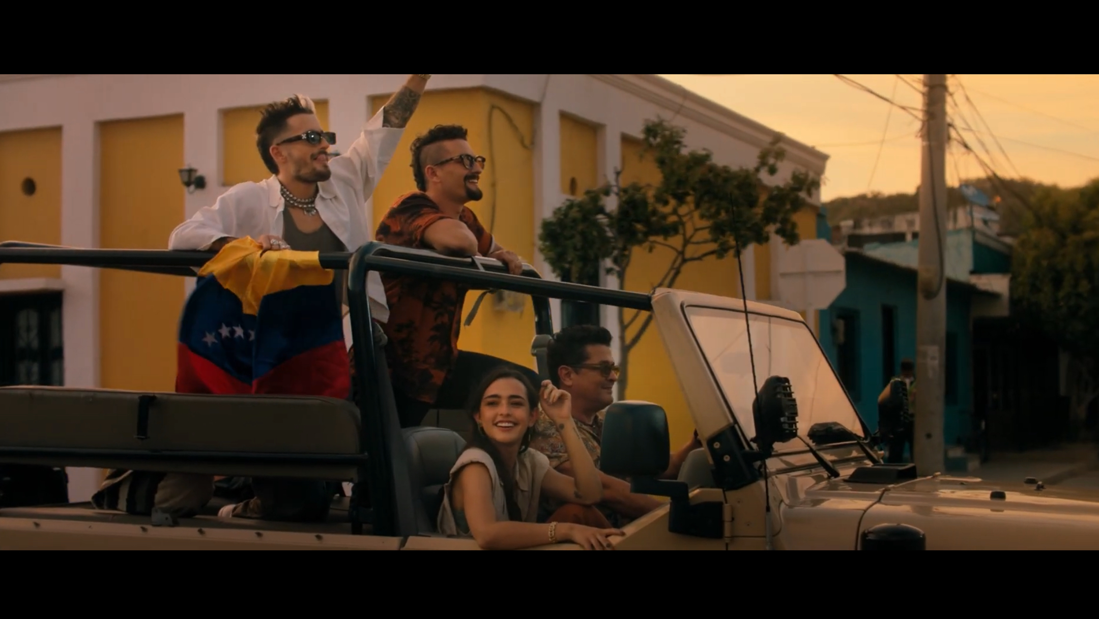 “Besos en Cualquier Horario”, Carlos Vives y Lucy Vives junto a Mau y ...