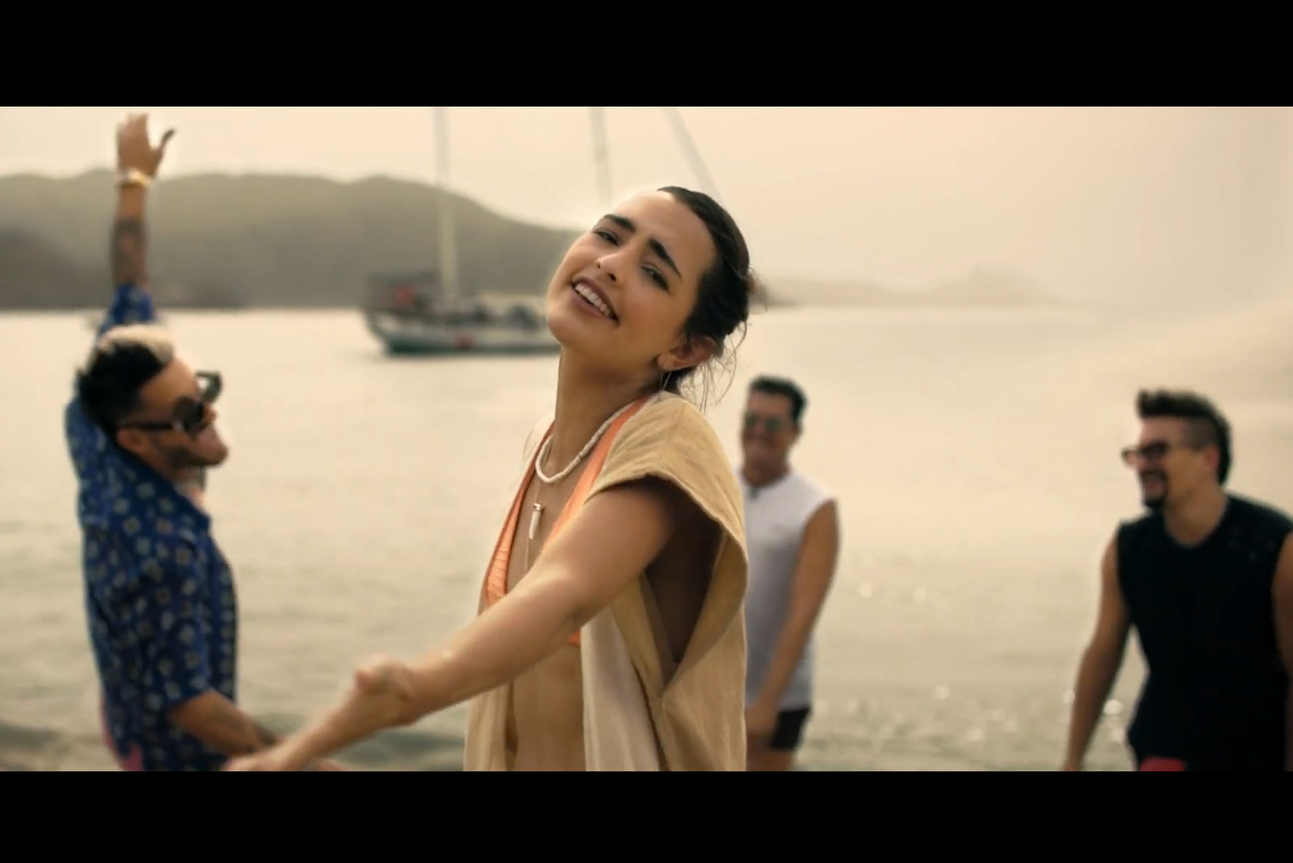 “Besos en Cualquier Horario”, Carlos Vives y Lucy Vives junto a Mau y ...