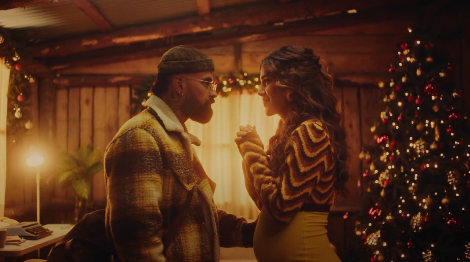 “Att: Amor”, Greeicy y Mike Bahía • Musicalatinaurbana.com™