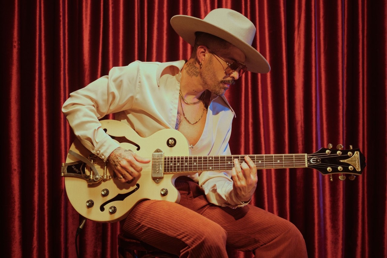 Mike Bahía presenta “De Qué Manera”, una salsa muy personal ...