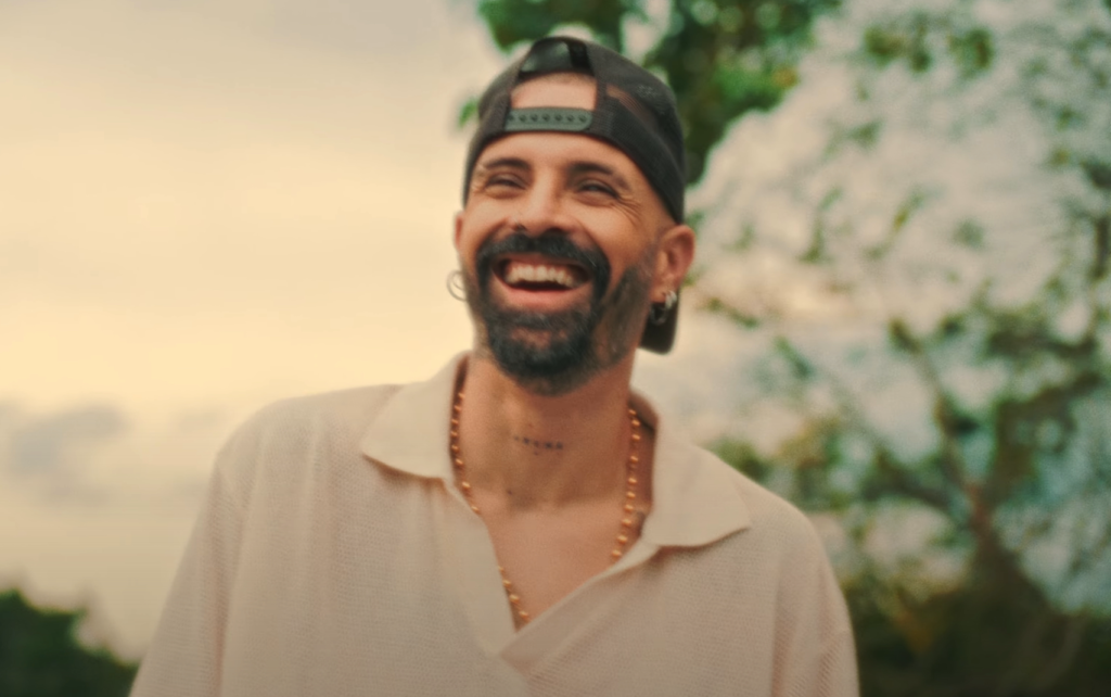 Mike Bahía interpreta en solitario “La Depre” • Musicalatinaurbana.com™