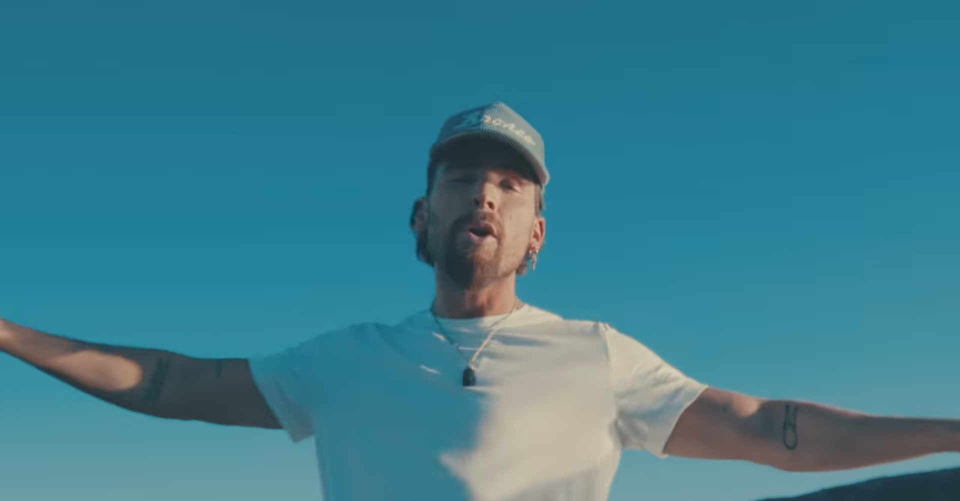 Maxi Espíndola sorprende en solitario con "¿Cómo estás?" • Musicalatinaurbana.com™