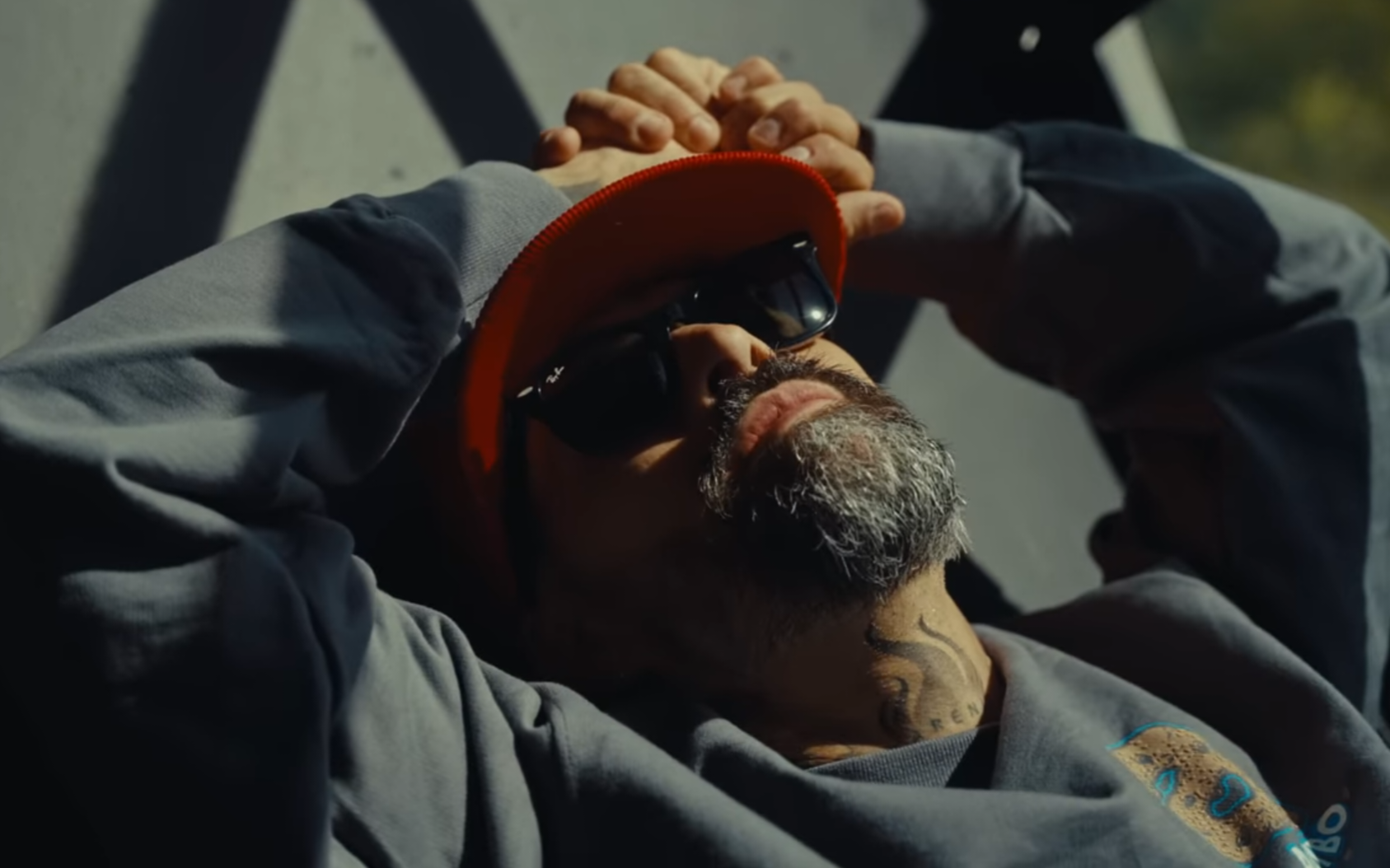 "El Lugar Más Feliz Del Mundo" con Mike Bahía • Musicalatinaurbana.com™